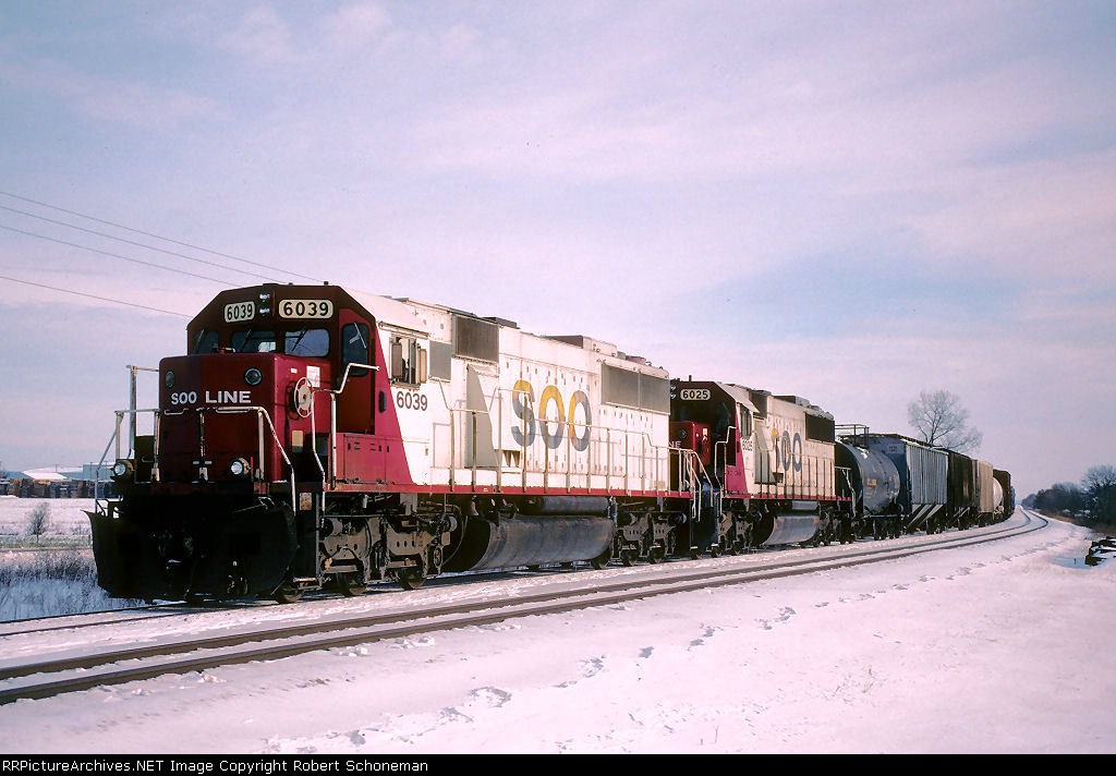 WB Soo 6039-6025 T287 await for a meet with T486, with two more R&W EB Soo SD60s. Getting rarer...